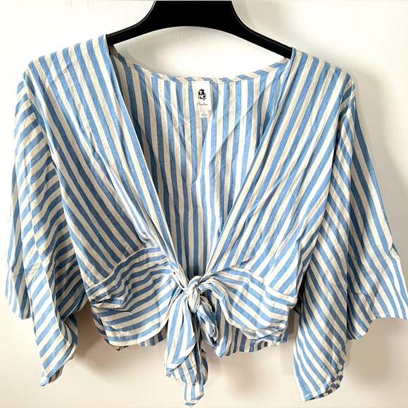 Vici | Tops | Vici Collection Large Resort Tie Crop Top Never Worn ...
